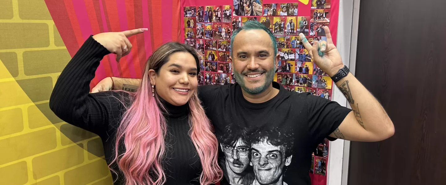 ¡Víctor Aranda vuelve a ser Pelo Verde!: Mira cómo lo tiñeron en vivo ...