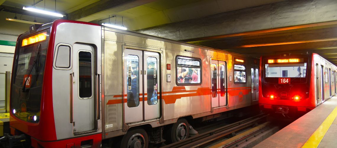 Línea 1 de Metro de Santiago presentó problemas de frecuencia: generó caos en la capital — La ...